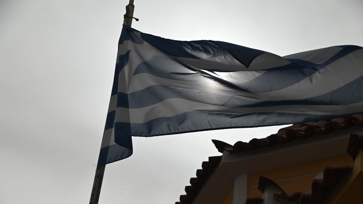 Κομοτηνή: Αλλοδαπός κατέβασε και έκαψε την ελληνική σημαία μπροστά σε ...