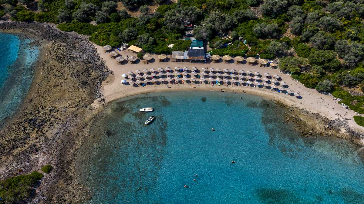 Πού βρίσκονται ακόμα προσιτά νησιά για αγορά κατοικίας στην Ελλάδα; Οι ...