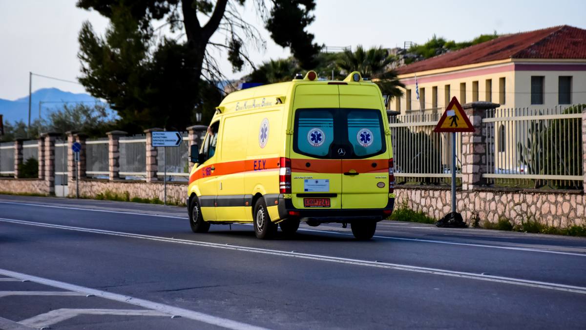 Τροχαίο στον Πειραιά: Αυτοκίνητο παρέσυρε πεζή - Στο νοσοκομείο με ...