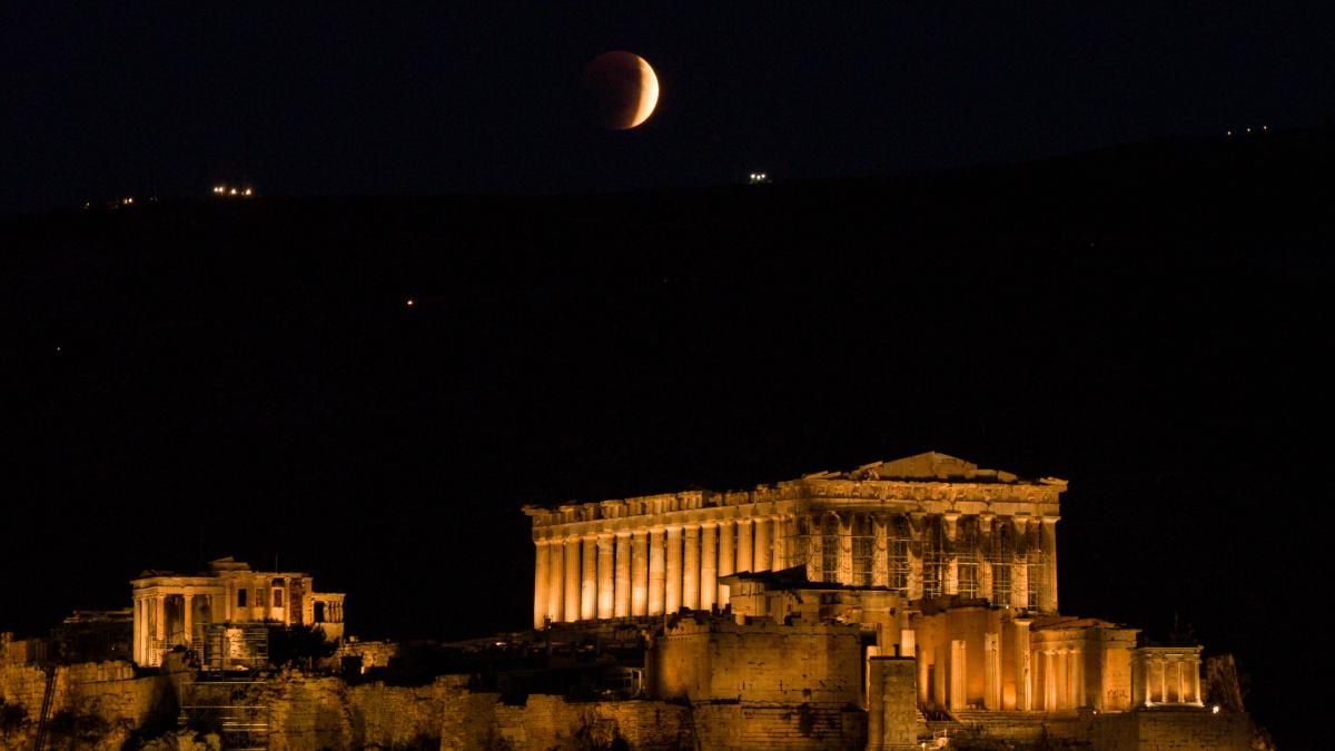 «Ματωμένο φεγγάρι»: Οι μαγικές φωτογραφίες με την ολική έκλειψη Σελήνης ...