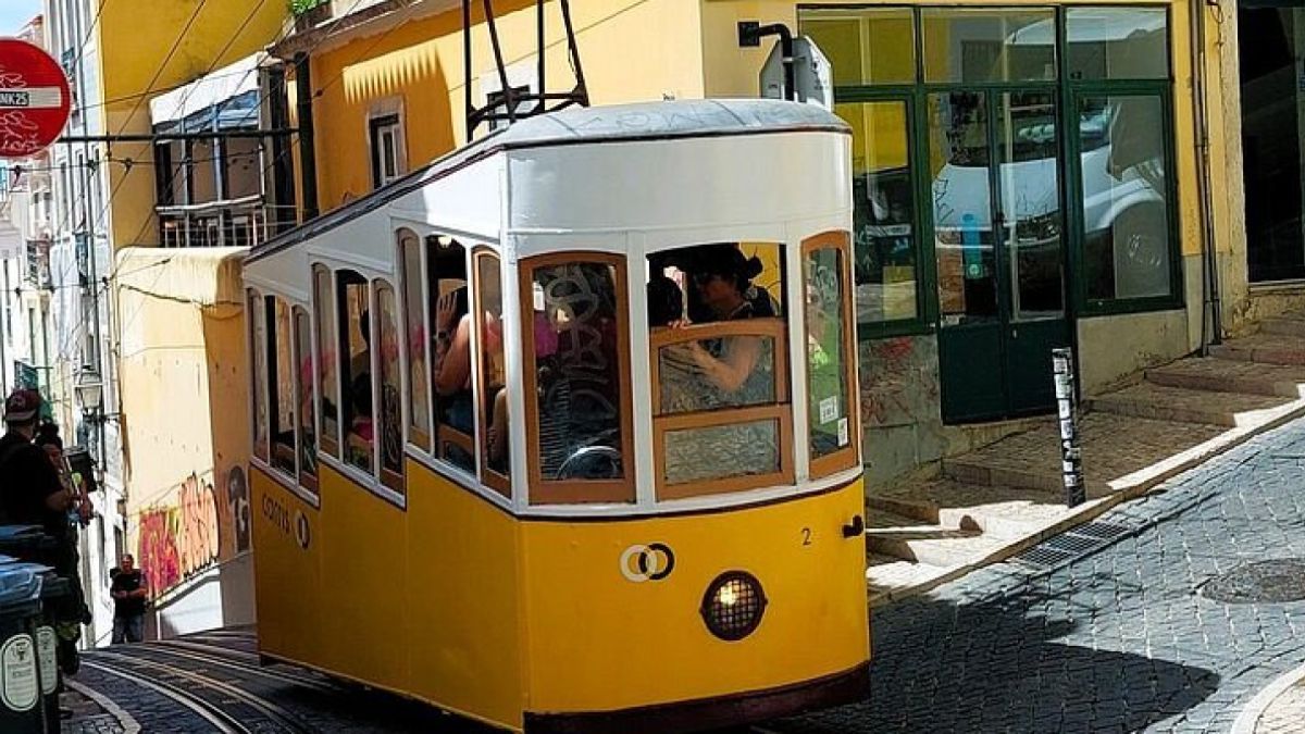 Το Γκλόρια «βάφτηκε» κόκκινο - Το χαρακτηριστικό κίτρινο τραμ της ...