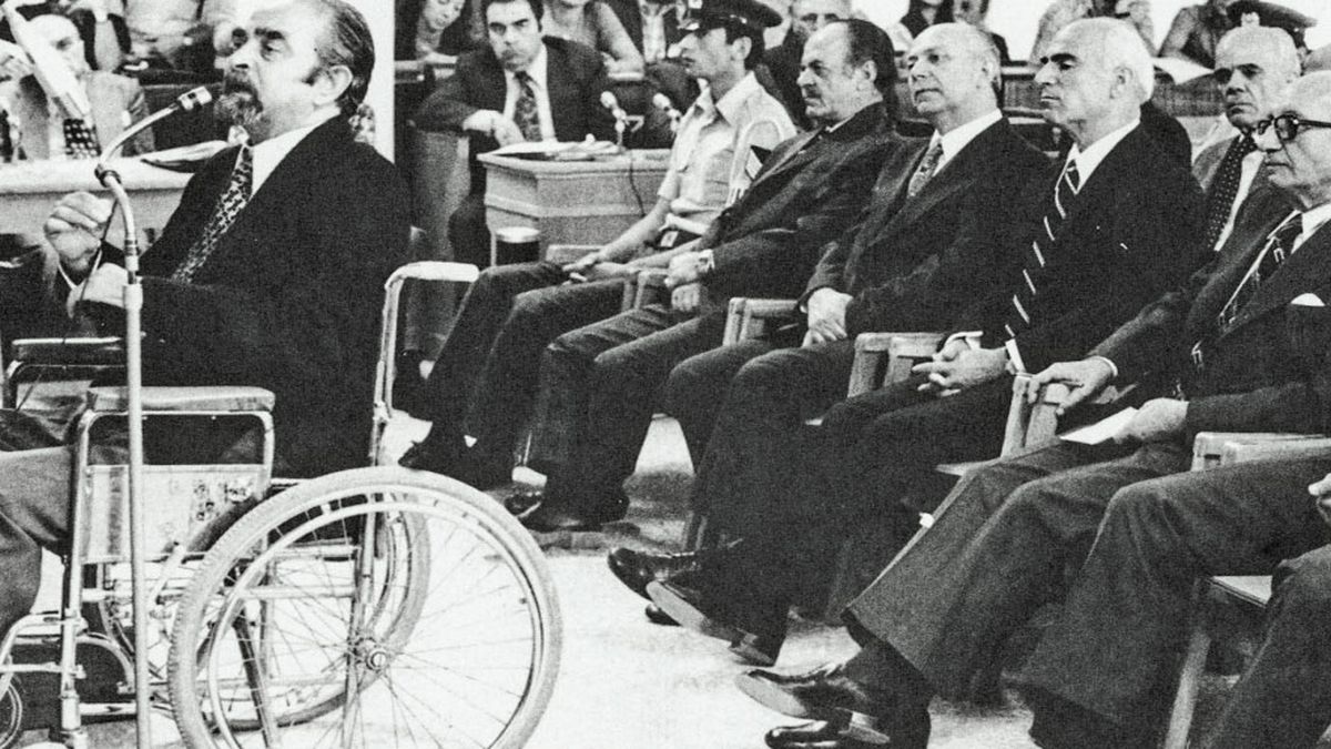 Σαν σήμερα, 23 Οκτωβρίου 1974: Το τέλος του μύθου της Χούντας – Η ...