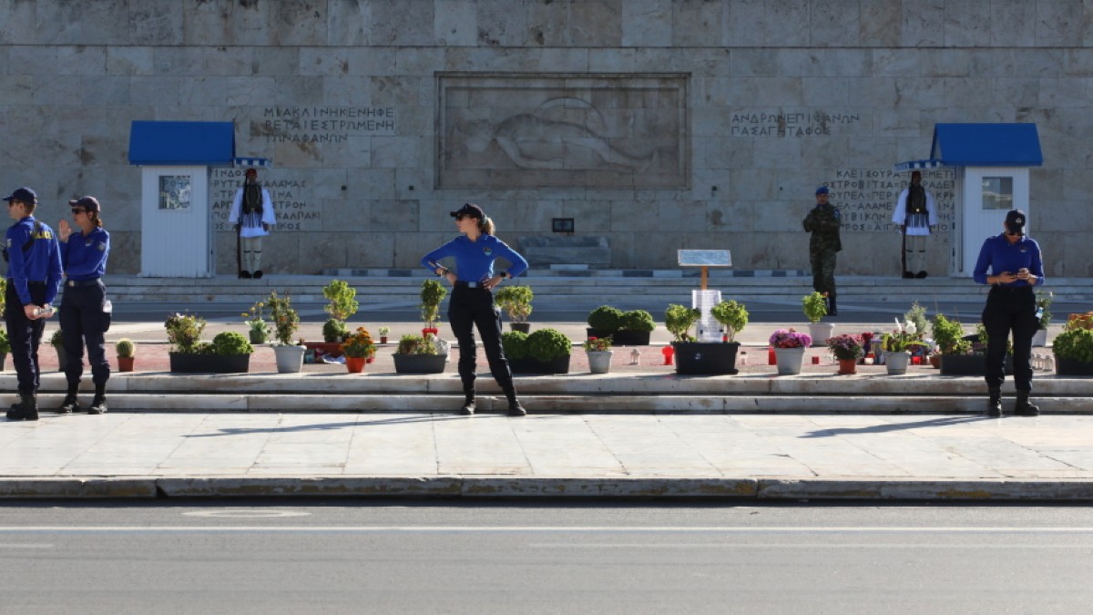 Ισχυρή η αστυνομική παρουσία στο Σύνταγμα - Οι εξέδρες των επισήμων ...