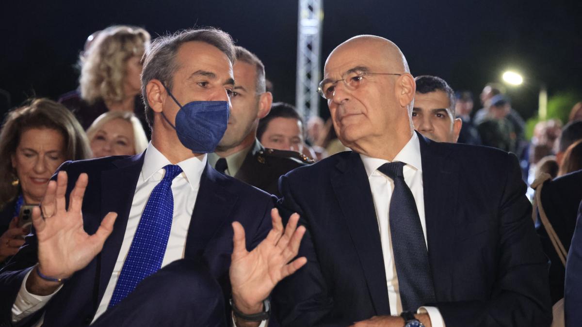 Δίπλα-δίπλα Μητσοτάκης και Δένδιας στην τελετή για τη νέα όψη του ...