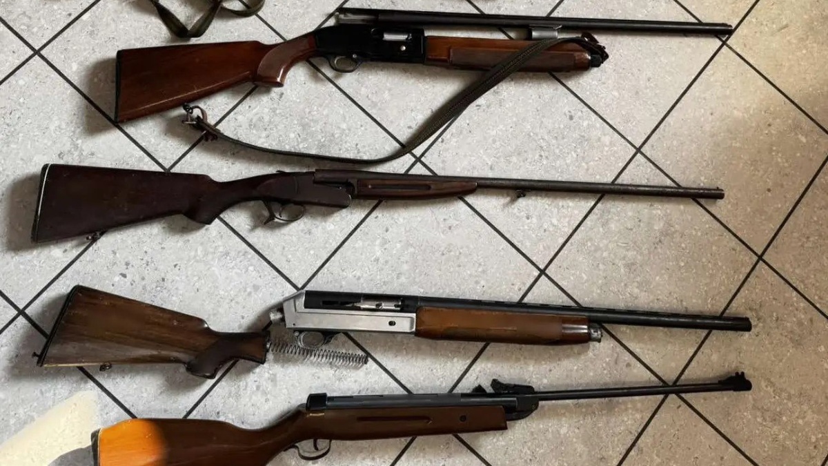 Σοκ στην Ελευσίνα: Οπλοστάσιο έκρυβε στο σπίτι του 17χρονος που ...