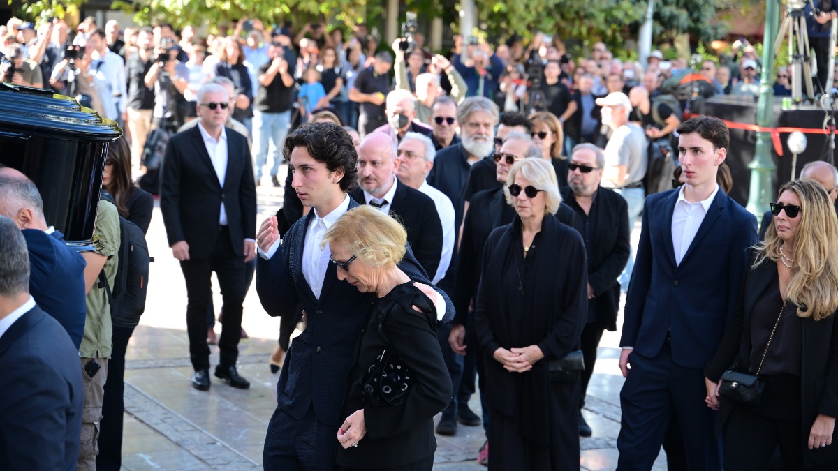 Κηδεία Διονύση Σαββόπουλου: Συντετριμμένη η σύζυγός του, δακρυσμένα τα ...