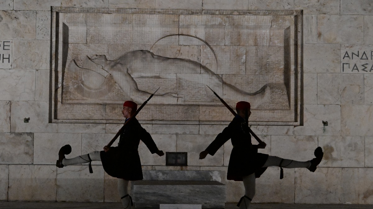 Υπερψηφίστηκε η τροπολογία για τον Άγνωστο Στρατιώτη που απαγορεύει τις ...