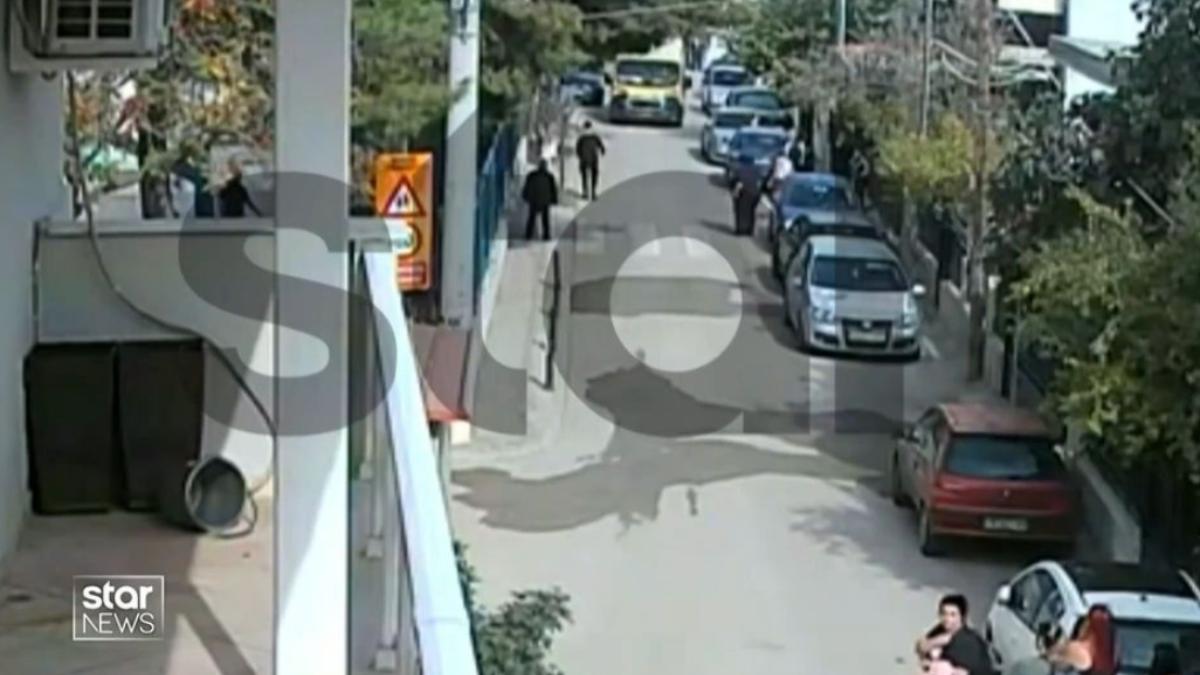 «Ήταν ένα παιδάκι εκεί ανάσκελα»: Η στιγμή που το ΕΚΑΒ παραλαμβάνει τη ...