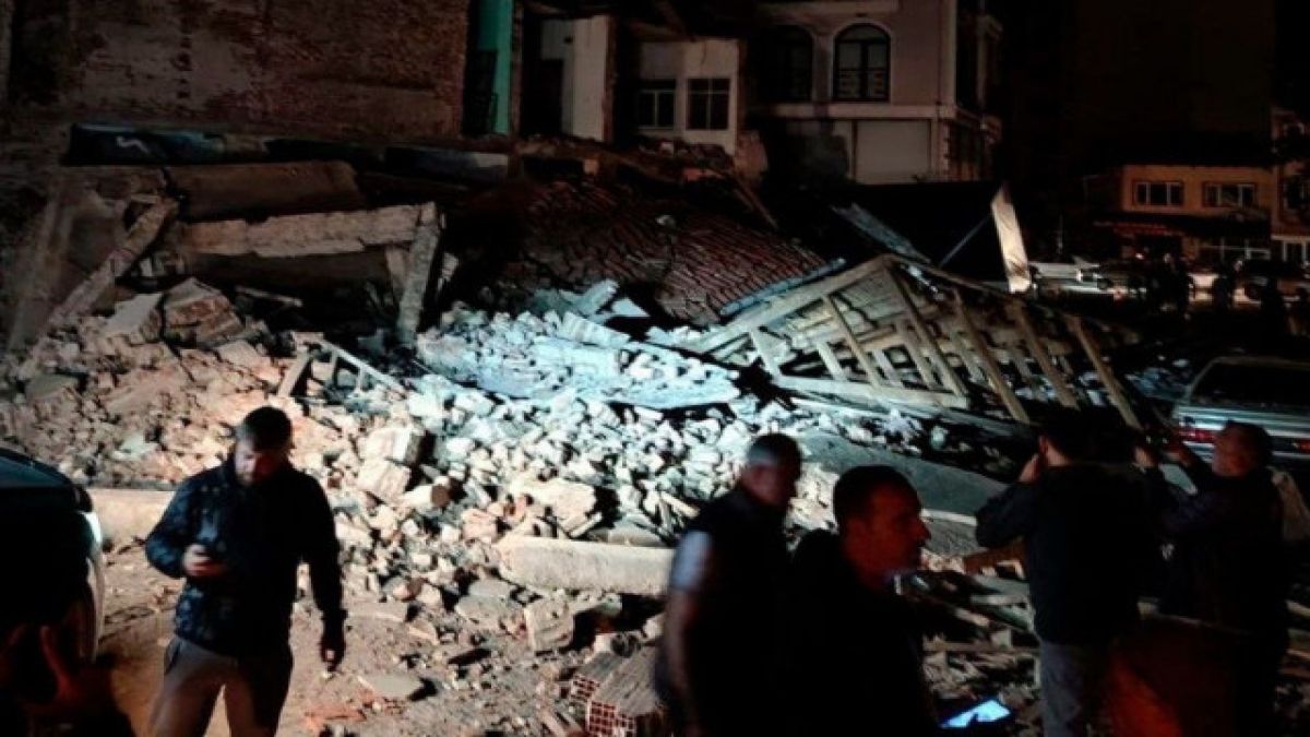 Πανικός στην Τουρκία μετά τον σεισμό των 6,1 Ρίχτερ: 330 μετασεισμοί ...