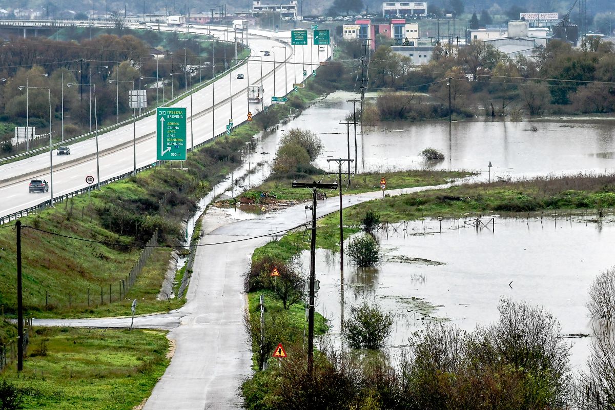 Εικόνες βιβλικής καταστροφής στην Ήπειρο: Λάσπες και τόνοι από πέτρες ...