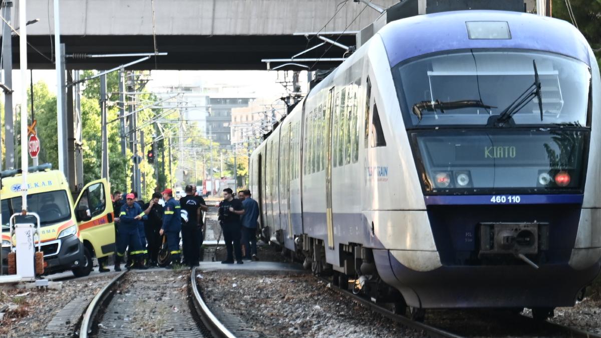 Προαστιακός: Συρμός συγκρούστηκε με δίκυκλο σε διάβαση - Εγκατέλειψε το ...