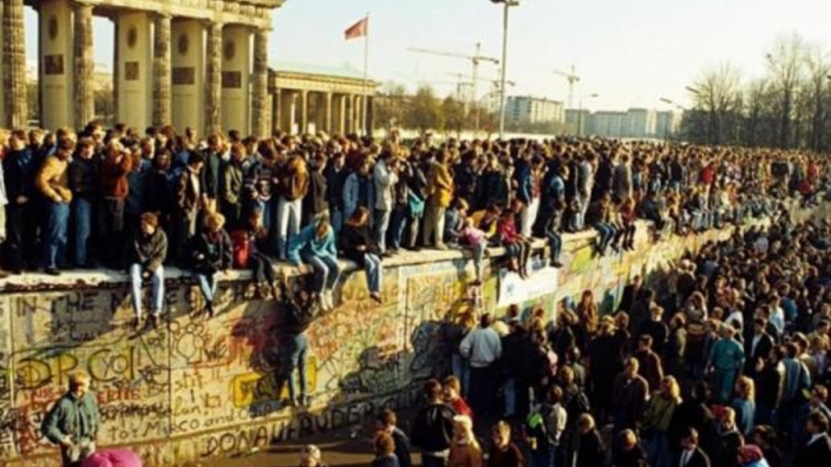 Σαν σήμερα, 9 Νοεμβρίου 1989: Πέφτει το Τείχος του Βερολίνου μετά από ...
