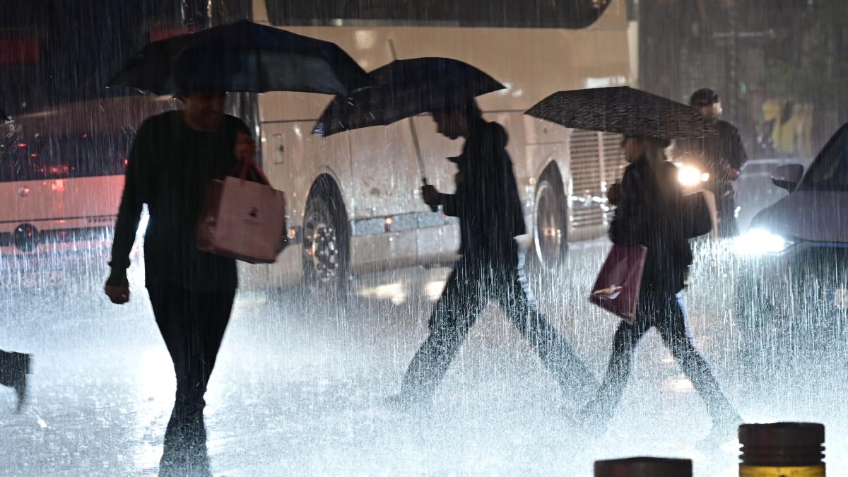 Στο έλεος της κακοκαιρίας η Αττική: «Μαύρισε» ο ουρανός - Πώς θα ...