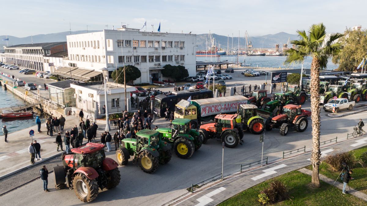 Αποχωρούν οι αγρότες από το λιμάνι του Βόλου μετά το τελεσίγραφο της ...