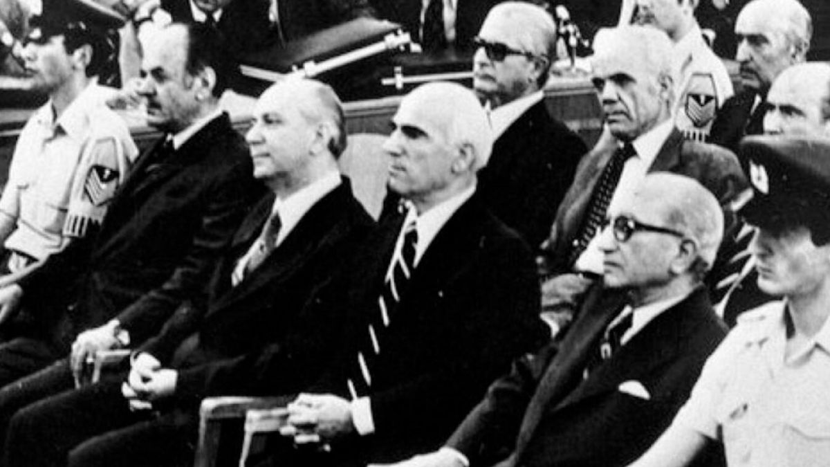 Σαν σήμερα, 30 Δεκεμβρίου 1975: Το ιστορικό τέλος της δίκης του ...