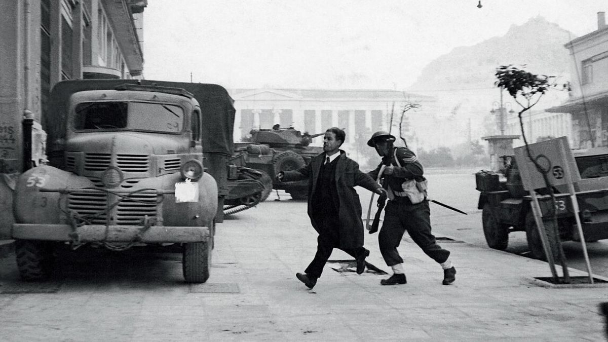 Σαν σήμερα, 03 Δεκεμβρίου: Η ματωμένη Κυριακή του 1944 - Η πρώτη σφαίρα ...