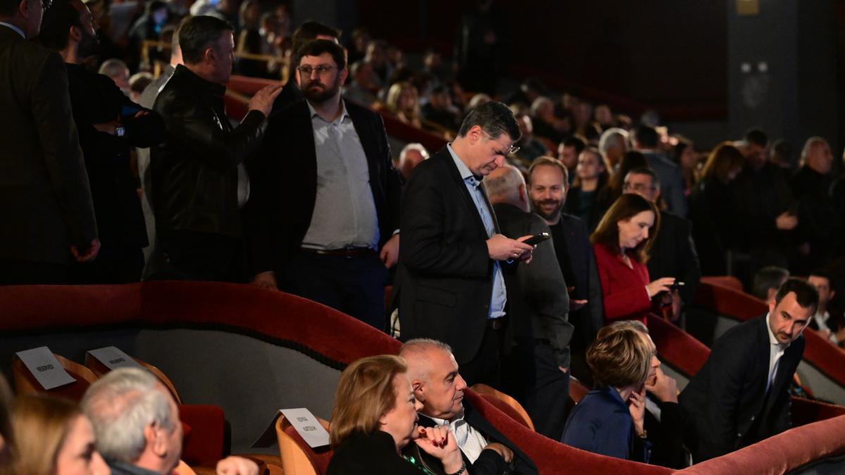 Μεγάλη προσέλευση στο Παλλάς για την παρουσίαση της «Ιθάκης» του Τσίπρα ...