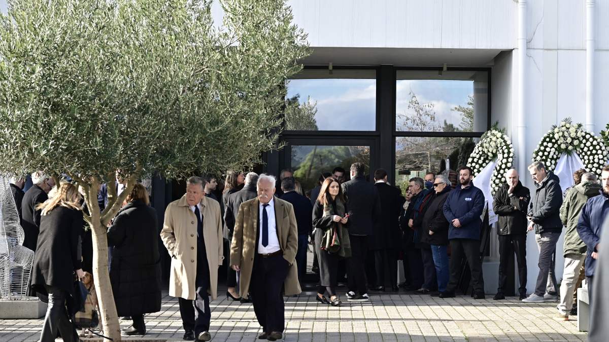 Συγκίνησε ο Στρατής Λιαρέλλης στον επικήδειο για τον Παπαδάκη ...