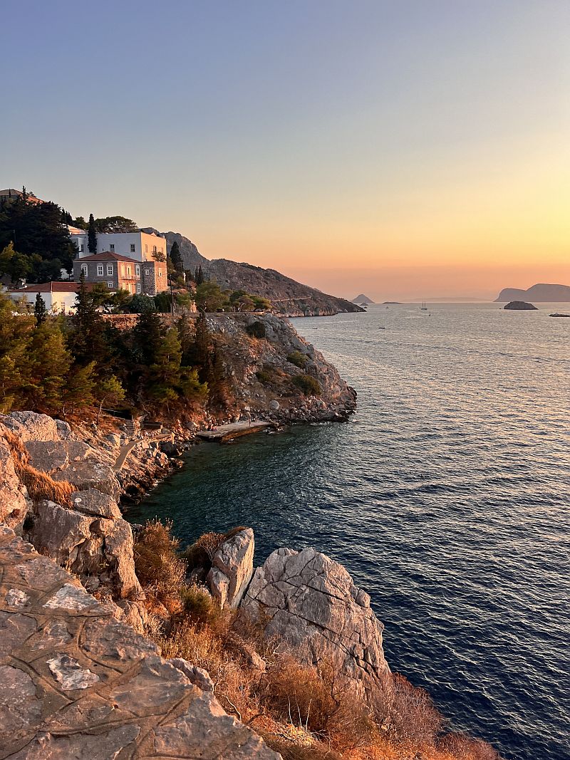 Τι πρέπει να δει στην Ύδρα ο Μπραντ Πιτ; Οι προτάσεις του Τάσου Δούση ...