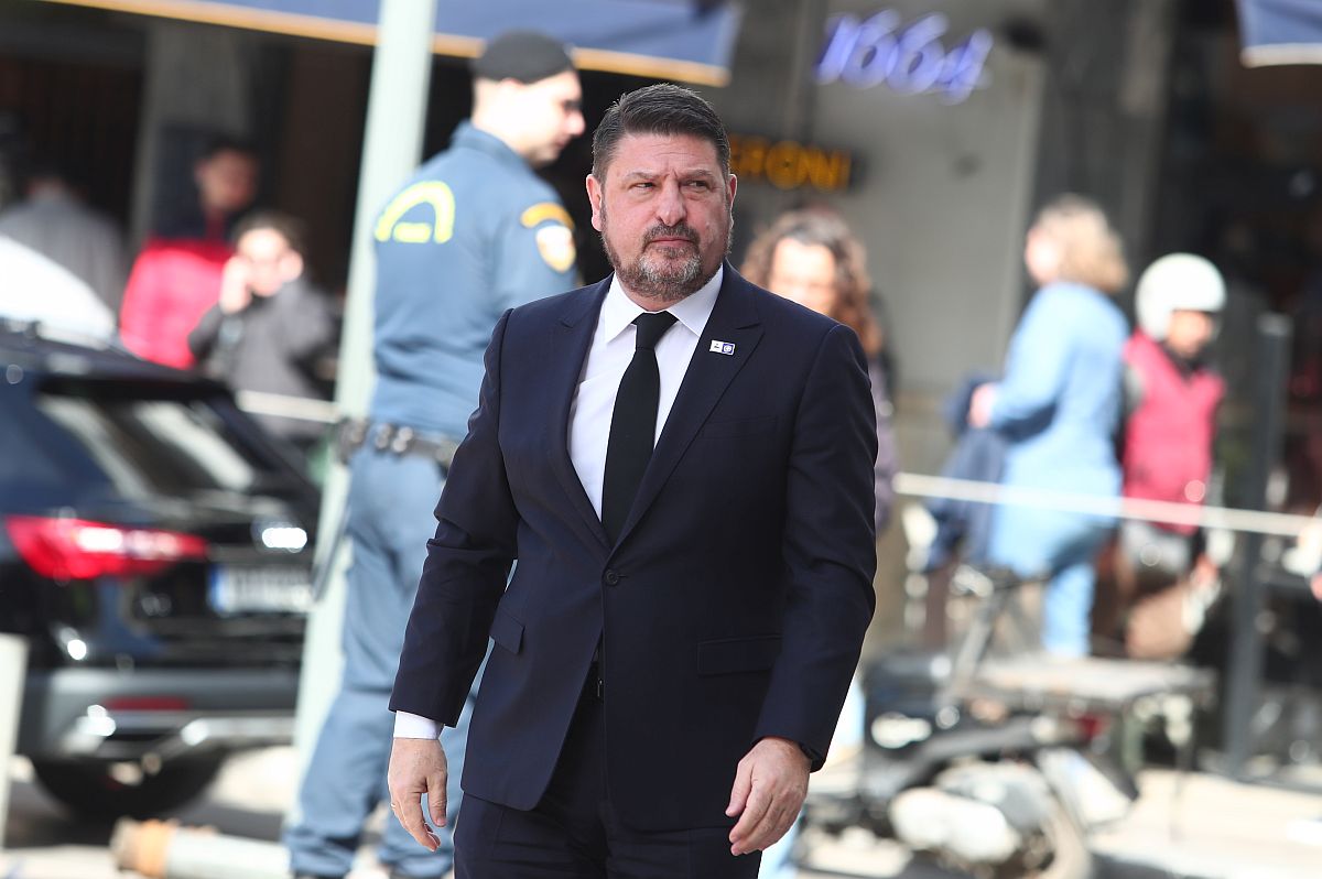 Κηδεία Ελένης Γλυκατζή-Αρβελέρ: Καταρρακωμένη η κόρη της στο τελευταίο ...