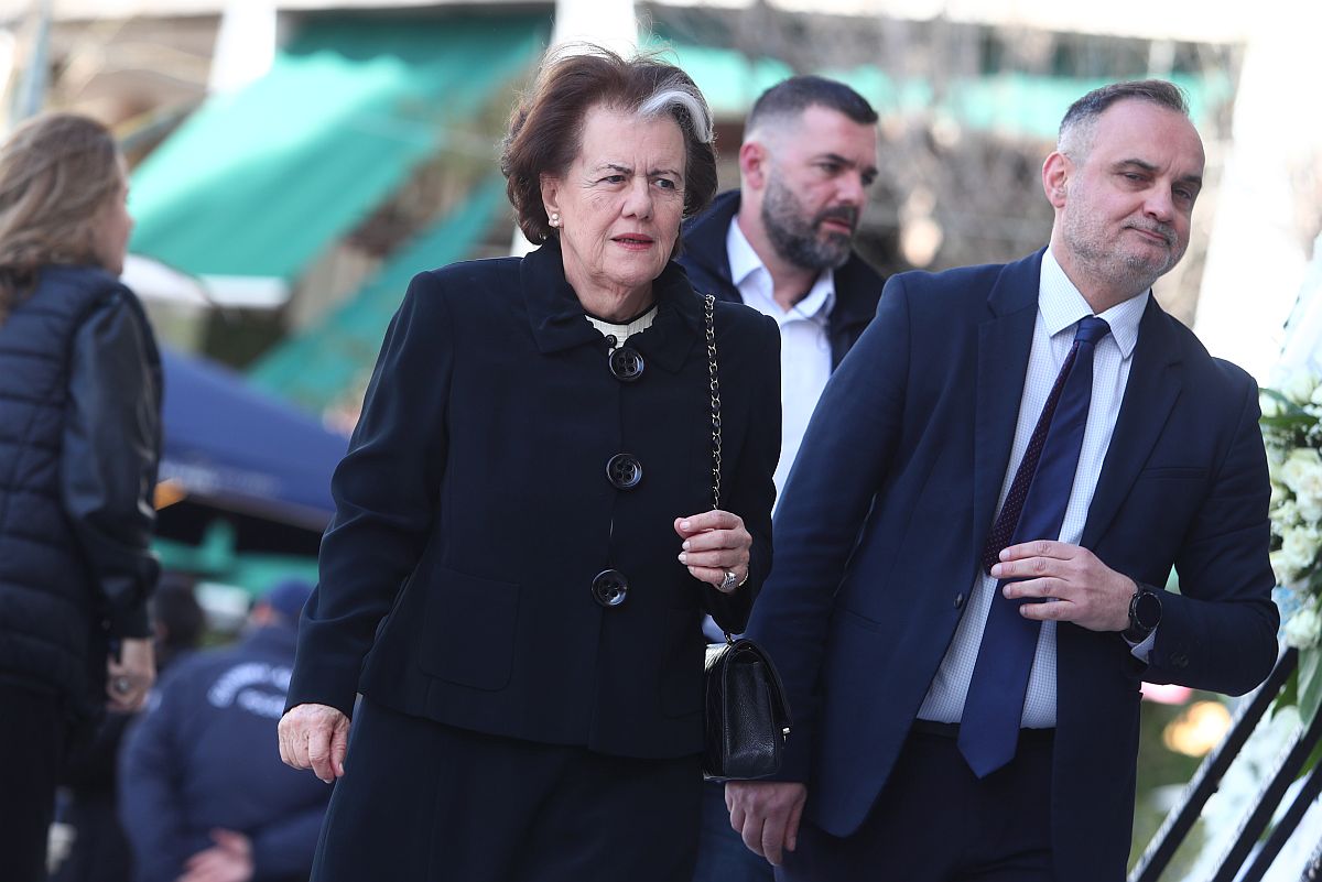 Κηδεία Ελένης Γλυκατζή-Αρβελέρ: Καταρρακωμένη η κόρη της στο τελευταίο ...