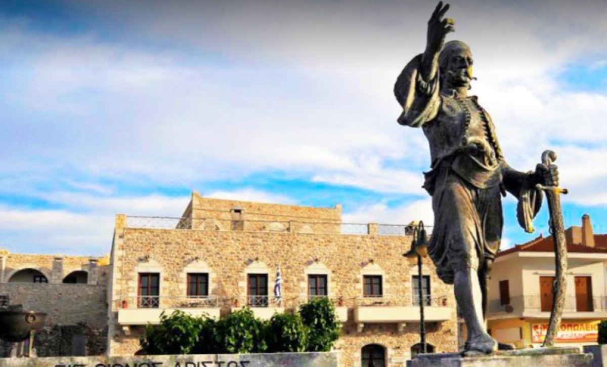 Πύργος Μαυρομιχάλη: Το επιβλητικό παλάτι στο Λιμένι που κρύβει την ...