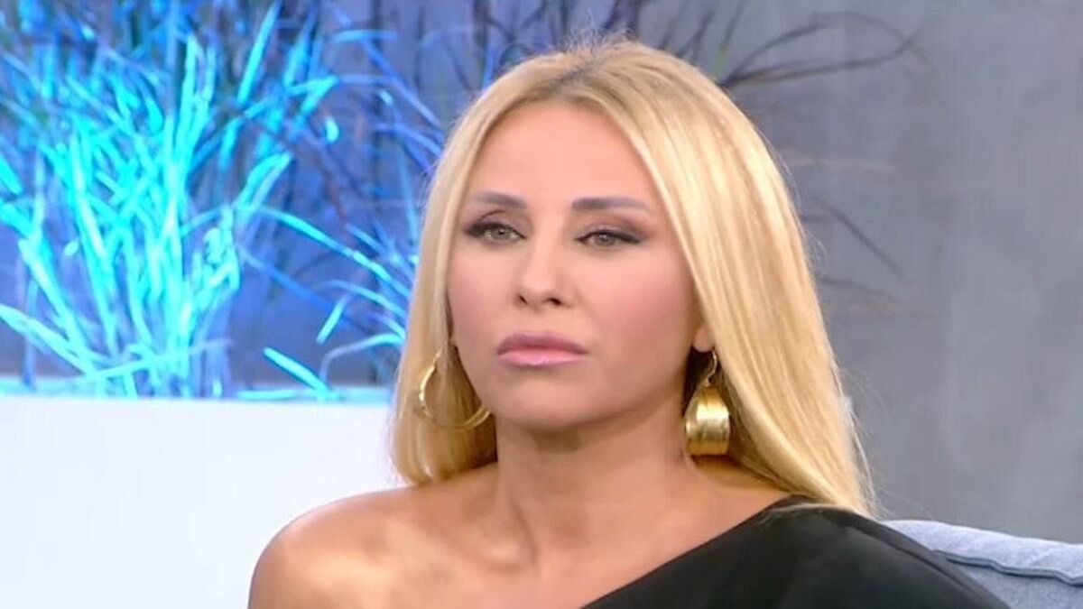 Τι συμβαίνει με την Γωγώ Μαστροκώστα: Πληροφορίες για νοσηλεία σε κώμα ...