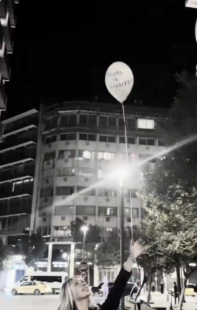Νεαρή κοπέλα παίρνει το πτυχία της, γράφει σε ένα μπαλόνι «μπαμπά τα ...