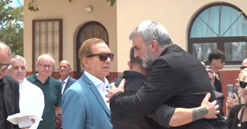 Σπαρακτικό: Η αδελφική αγκαλιά του Ντέμη Νικολαΐδη στον Τραϊανό Δέλλα ...