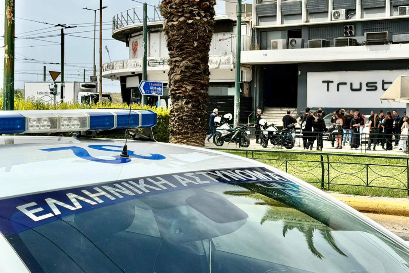 Ένοπλη επίθεση στην Καλλιθέα: Η στιγμή που συλλαμβάνεται ο μεθυσμένος ...