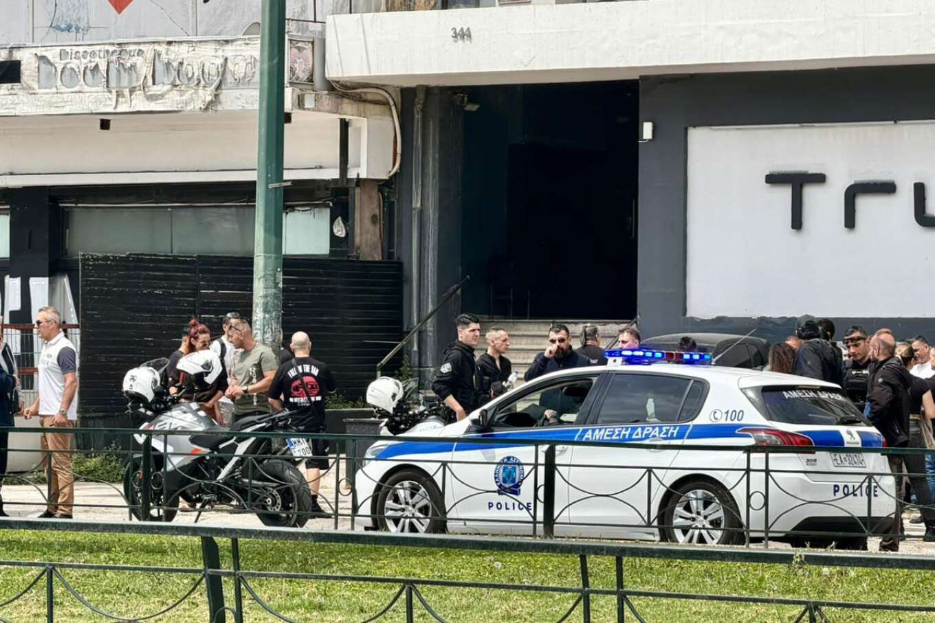 Ένοπλη επίθεση στην Καλλιθέα: Η στιγμή που συλλαμβάνεται ο μεθυσμένος ...