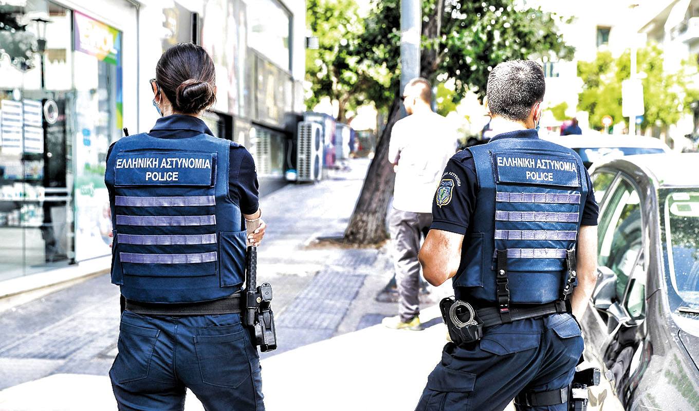 Πανικός στην Μάνδρα: Άνδρας απειλεί να πέσει από ταράτσα - Κρατάει στα ...