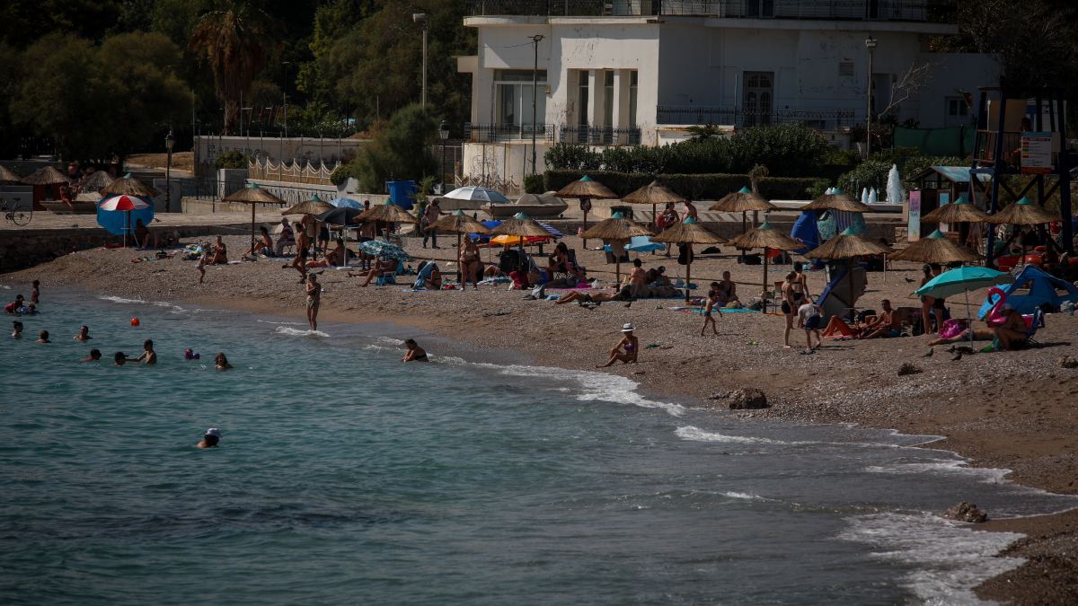 Ετοιμαστείτε για βουτιές: Οι 3 καλύτερες παραλίες της Αττικής για το ...